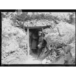 ImagesDéfense - Le capitaine Bienfait du 45e régiment d'infanterie dans ...