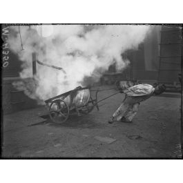 ImagesDéfense - Usine à gaz à Clichy. Le coke à la sortie des cornues ...