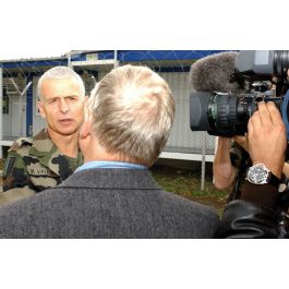 ImagesDéfense - Interview du général Valentin, COM KFOR partant, par M ...