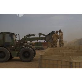 ImagesDéfense - Des sapeurs du 17e régiment du génie parachutiste (RGP) construisent des bastion ...
