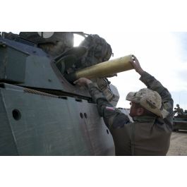 ImagesDéfense - Un munitionnaire du 1er régiment d'infanterie de marine ...