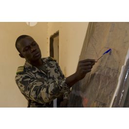 ImagesDéfense - Le colonel-major Didier Dacko, commandant des troupes ...