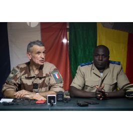ImagesDéfense - Le général Frédéric Blachon participe à une conférence ...