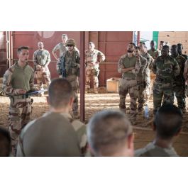 ImagesDéfense - Un chef de section explique le déroulé de la mission ...