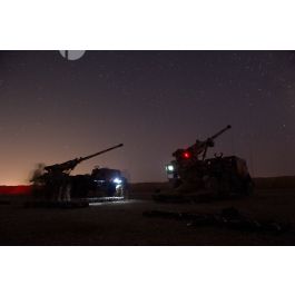 ImagesDéfense - Tir d'obus explosif par une batterie de canons CAESAR ...