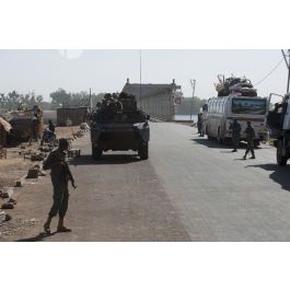 ImagesDéfense - Des soldats maliens mettent en place un checkpoint sur ...