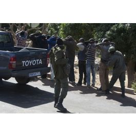 ImagesDéfense - Des soldats maliens contrôlent des civils à un ...