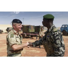 ImagesDéfense - Le général Bernard Barrera salue le colonel-major ...