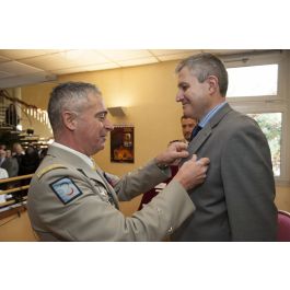 ImagesDéfense - Le général Bernard Barrera remet l'ordre national du ...