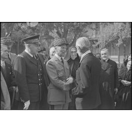 ImagesDéfense - Le général d'armée Charles Huntziger visite l'asile de ...
