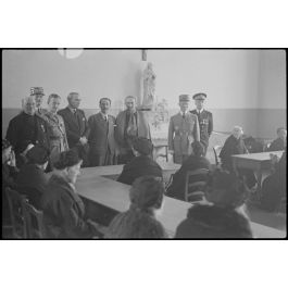ImagesDéfense - Le général d'armée Charles Huntziger visite un asile de ...