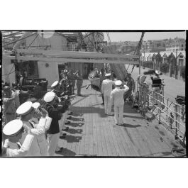 ImagesDéfense - Le général d'armée Henri Dentz en visite à bord du ...