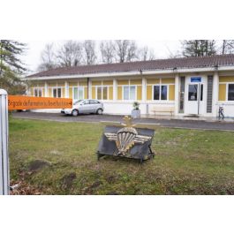 ImagesDéfense - Entrée du bâtiment de la brigade de formation au brevet ...