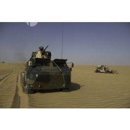 ImagesDéfense - Un véhicule de l'avant blindé (VAB) sécurise la zone de ...