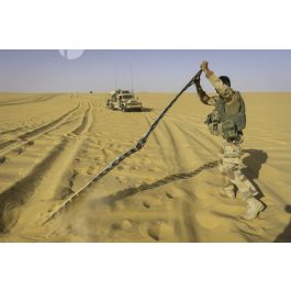 ImagesDéfense - Un soldat tente de désensabler un véhicule léger de ...