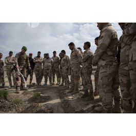 ImagesDéfense - Un instructeur de la Légion étrangère forme des soldats ...