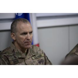 ImagesDéfense - Le lieutenant général américain Pat White assiste à une ...