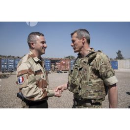 ImagesDéfense - Le colonel Olivier Berbain salue le major general ...