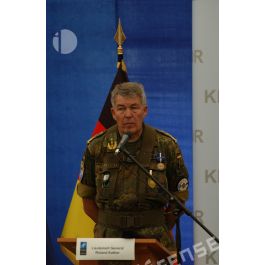 ImagesDéfense - Discours du général Roland Kather, COM KFOR allemand ...