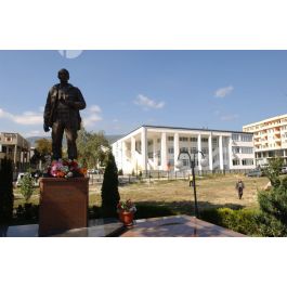 ImagesDéfense - Statue de Sali Çekaj (1956-1999), commandant de l'armée ...