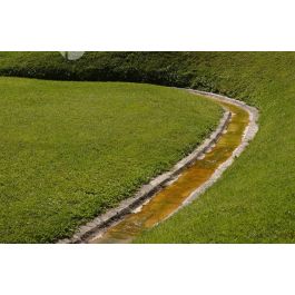 ImagesDéfense - Rigole en pierre dans le jardin du monastère de Visoki ...