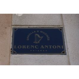 ImagesDéfense - Plaque de l'école de musique de Prizren Lorenc Antoni.