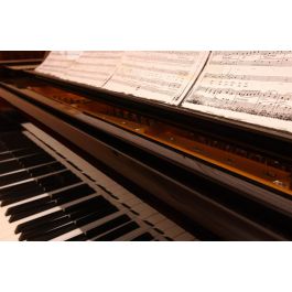 ImagesDéfense - Détails du clavier d'un piano et d'une partition à l ...