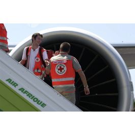 ImagesDéfense - Des personnels de la Croix-Rouge se saluent sur la ...