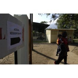 ImagesDéfense - Accueil des ressortissants évacués au camp du 43e BIMa ...