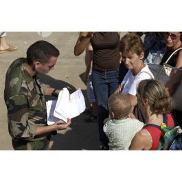 ImagesDéfense - Accueil des ressortissants évacués au camp du 43e BIMa ...