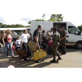 ImagesDéfense - Accueil des ressortissants évacués au camp du 43e BIMa ...