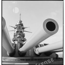 ImagesDéfense - La superstructure et une des tourelles quadruples de ...