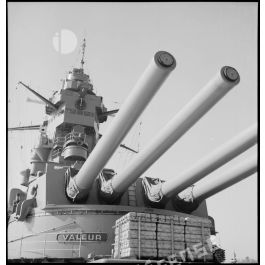 ImagesDéfense - La superstructure et une des tourelles quadruples de ...