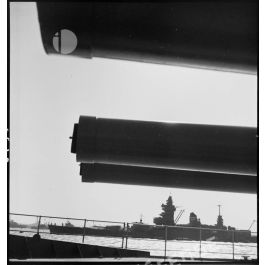 ImagesDéfense - Vue bâbord du cuirassé Strasbourg amarré dans une rade ...