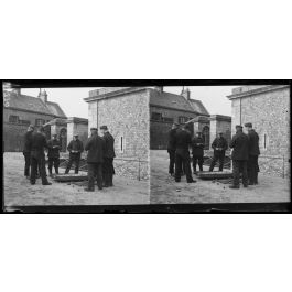 ImagesDéfense - Cherbourg. Prisonniers au fort du Roule. [légende d ...