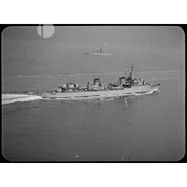 ImagesDéfense - Vue aérienne du tribord du contre-torpilleur Le ...