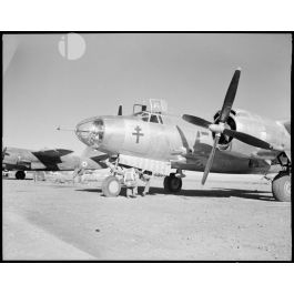 ImagesDéfense - L'équipage s'apprète à monter à bord du B26 Marauder ...