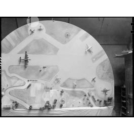 ImagesDéfense - Maquette d'un terrain d'aviation exposée aux Champs ...