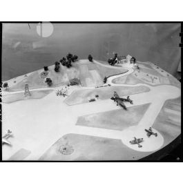 ImagesDéfense - Maquette d'un terrain d'aviation et de ses installations.