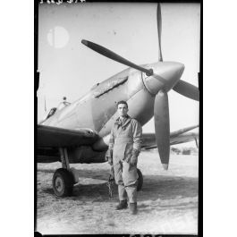 ImagesDéfense - Pilote et son Spitfire.
