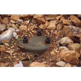 ImagesDéfense - Gros plan sur une mine antichar TMA-3 à demi-dégagée de sa cache sur un sol ...