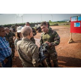 ImagesDéfense - Présentation d'un fusil d'assaut FAMAS modèle G2 ...