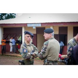 ImagesDéfense - Le lieutenant-colonel Roland Mury du 501e RCC converse ...