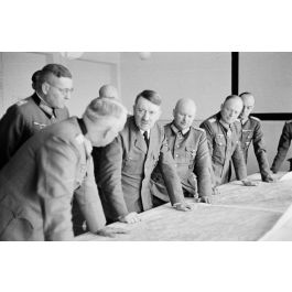 ImagesDéfense - Adolf Hitler inspecte le quartier général du maréchal ...
