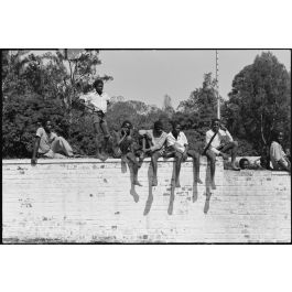ImagesDéfense - De jeunes Zaïrois de Likasi saluent l'objectif du haut ...