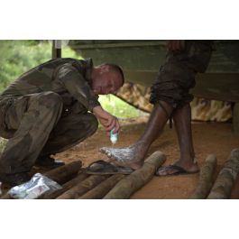 ImagesDéfense - Un stagiaire soigne les pieds de son camarade après un ...