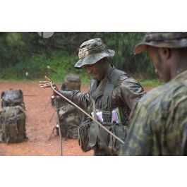 ImagesDéfense - Des stagiaires apprennent à utiliser une corde sous la ...