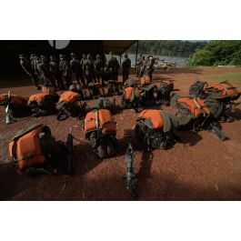 ImagesDéfense - Des stagiaires écoutent un briefing avant un exercice ...