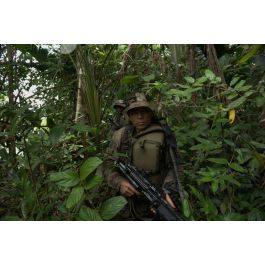 ImagesDéfense - Un stagiaire patrouille armé de sa mitrailleuse FN ...