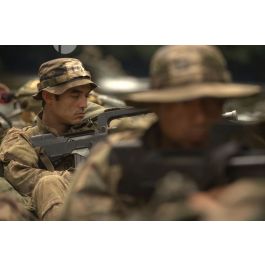 ImagesDéfense - Des stagiaires patrouillent atmés de leur fusil FAMAS ...